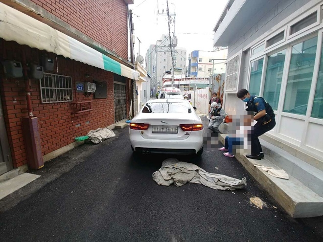 재규어차량 운전자 이면도로에 누워있던 피해자 역과 사망